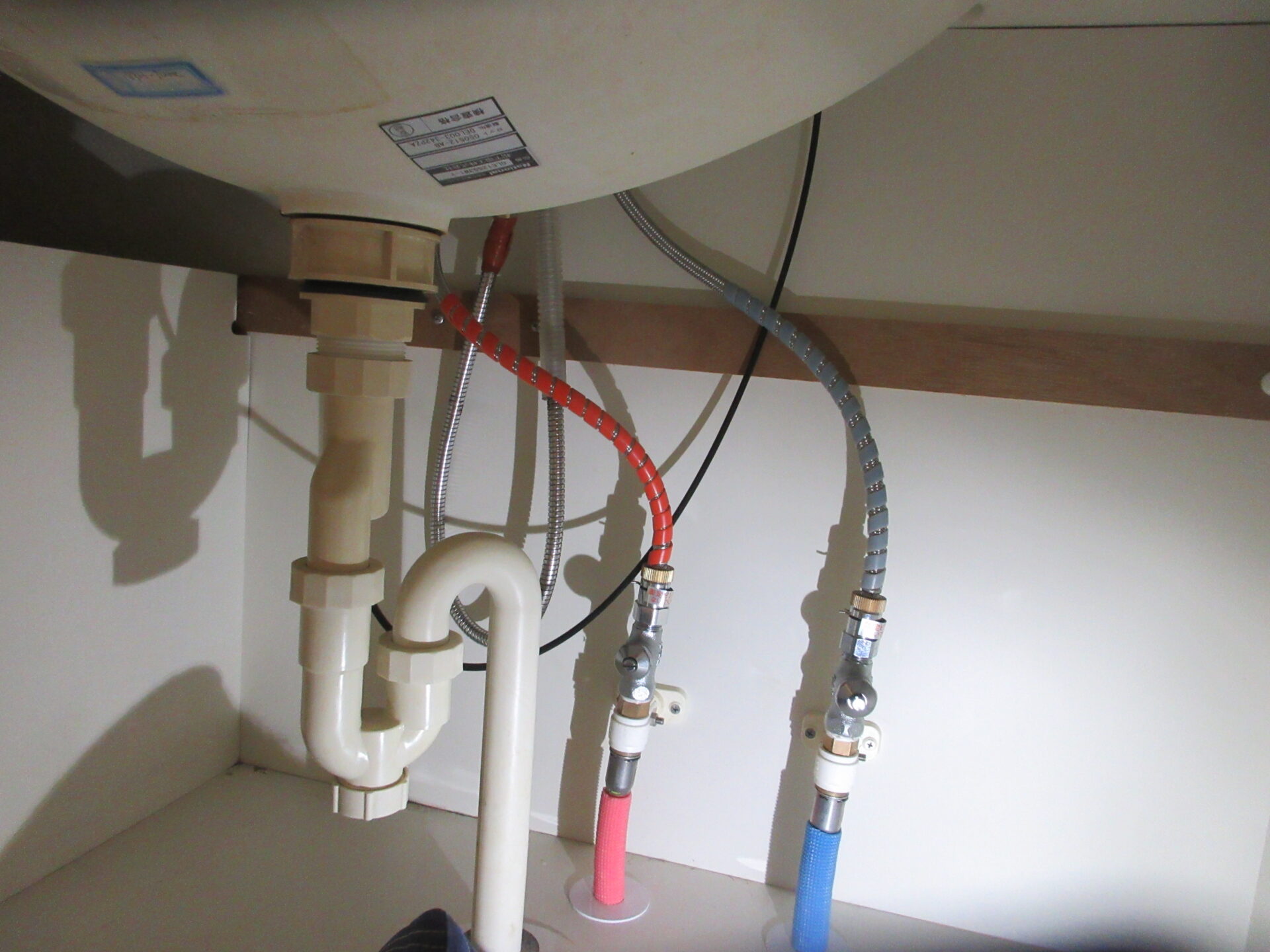 パナソニック洗面台についているDAELIM水栓の水漏れと水栓交換 | 洗濯埋め込み水栓修理と交換の水道工事エコライフ